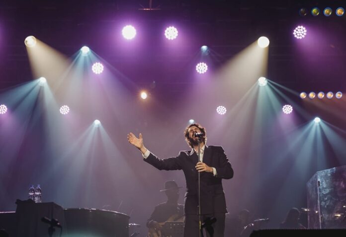 Josh Groban di Konser Gems World Tour 2026 di Jakarta, Tampilkan Aksi ...